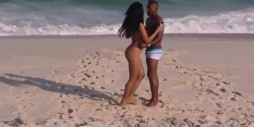 Shayanne Dando Na Praia 01 720p