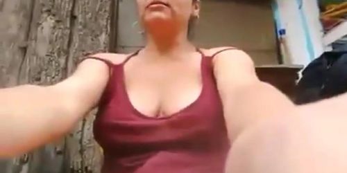 Gostosa Gozando Em Público
