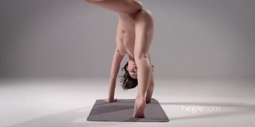 Cha WIlde naked yoga - Tnaflix.com