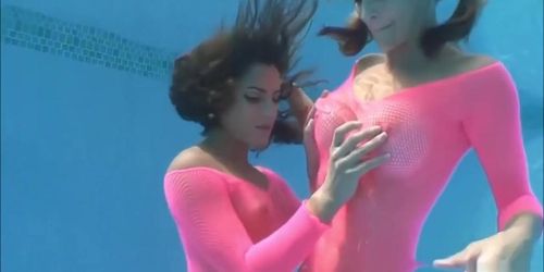 Underwater Lesbian Sex