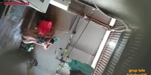 Ngintip Tetangga Mandi