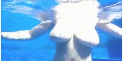 Saggy Hanger Bouncing Underwater