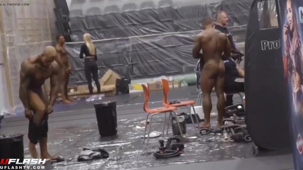 bodybuilder backstage tanning - Tnaflix.com