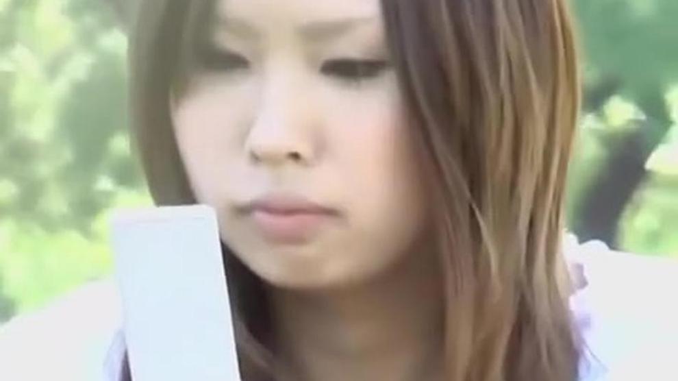 Barefoot Lovable Oriental Gal Flashes Her Cunt During Quick Sharking Scene 6783