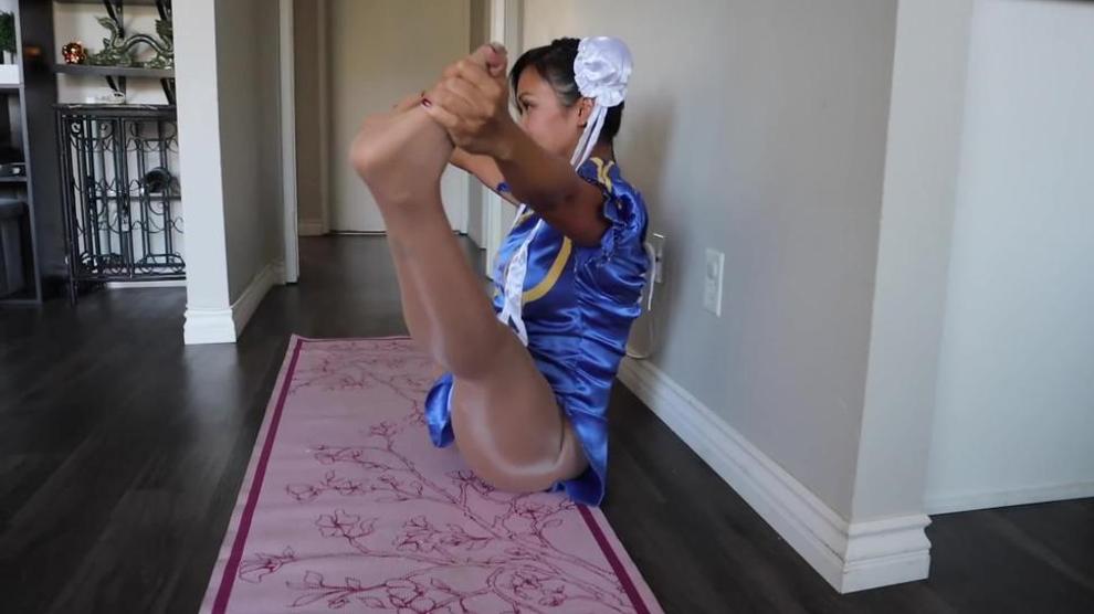 Chun Li Does Yoga And Splits Halloween Yoga Challenge Porn Videos