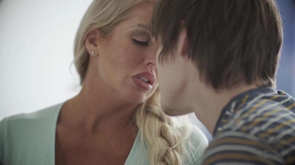 Cheering Up Mom Alura Jenson Porn Videos