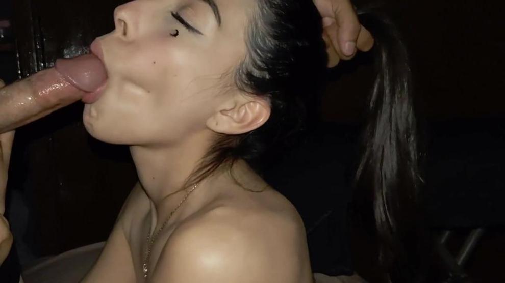 Amateur Brune Suce Et Baise Sur La Chaise Avec Les Mains Liees Comme Un