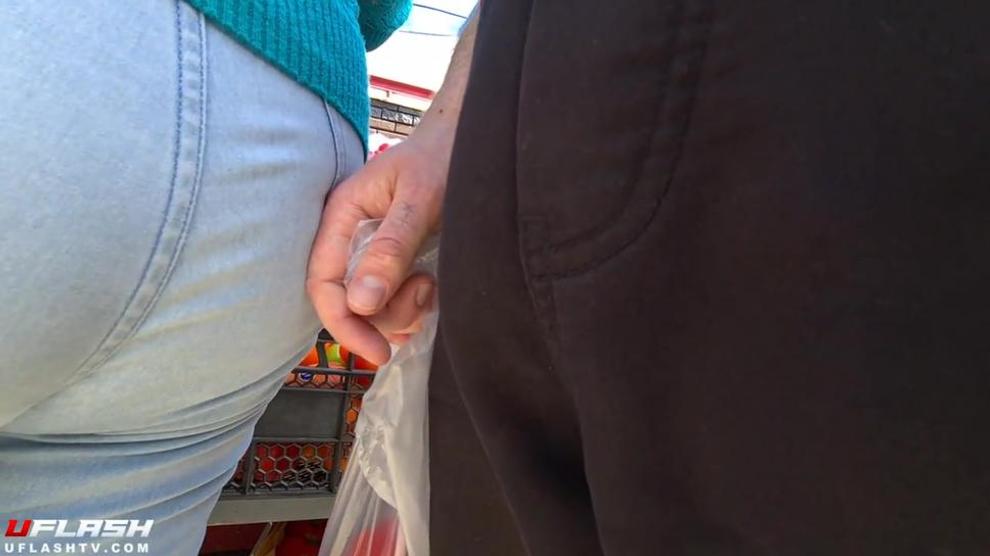 Nice Ass Grope Milf At Street Market Porn Videos