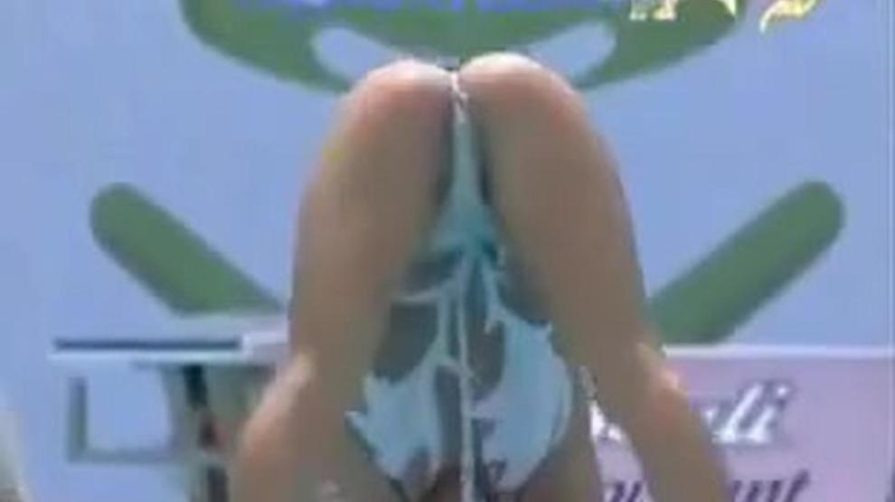 Synchronised Swimming Oops Split Legs Pussy View