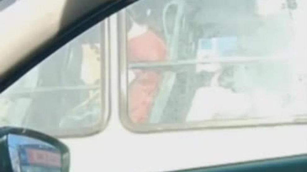 Madura Mira Paja En El Bus