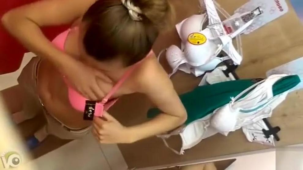 Dressing Room Spy Films A Girl Trying On Bras Porn Videos