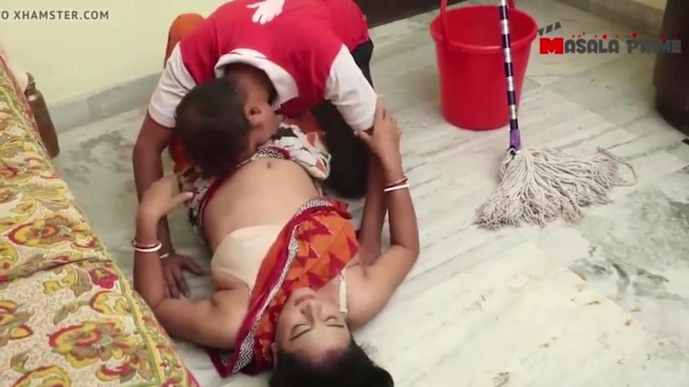 Patni Ke Jane Ke Baad Naukarani Ko Jamin Pe Litakar Choda Hot Sex