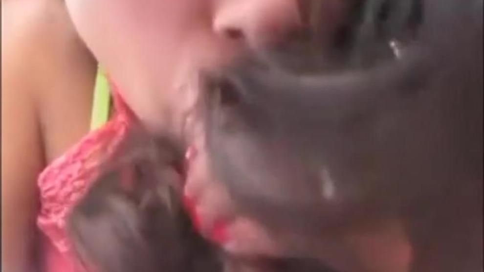 Nena Mamando En El Carro Por Dinero