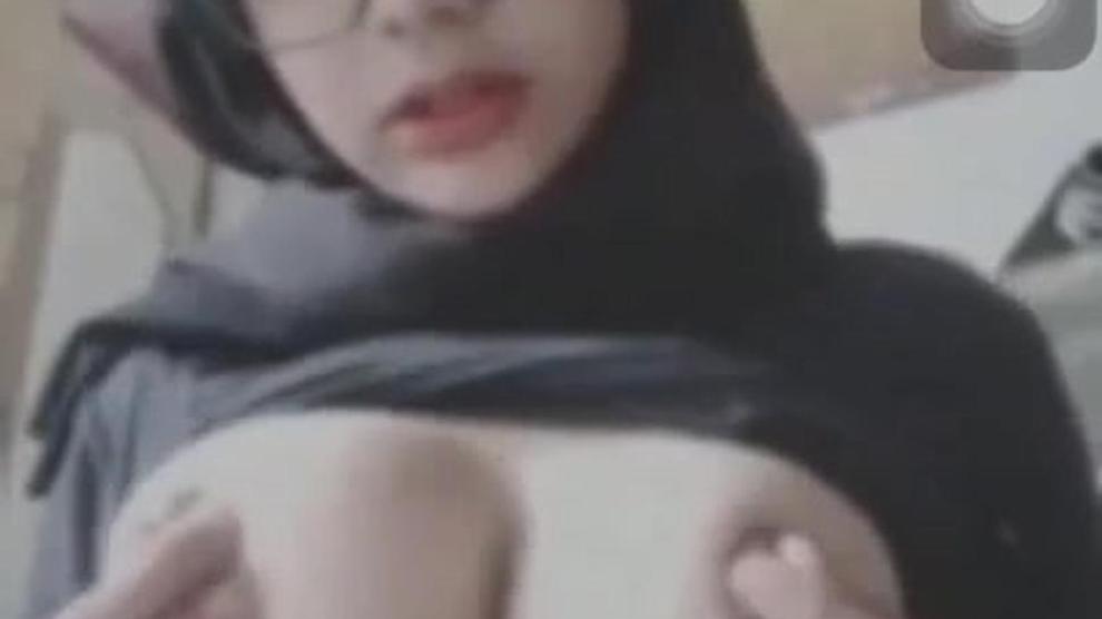 Awek Nerd Tudung Hitam