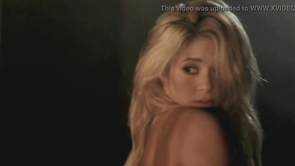 Shakira Pole Dancing