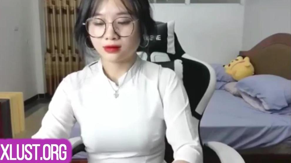 Be Ao Dai De Thuong Tren Ghe Livestream P1