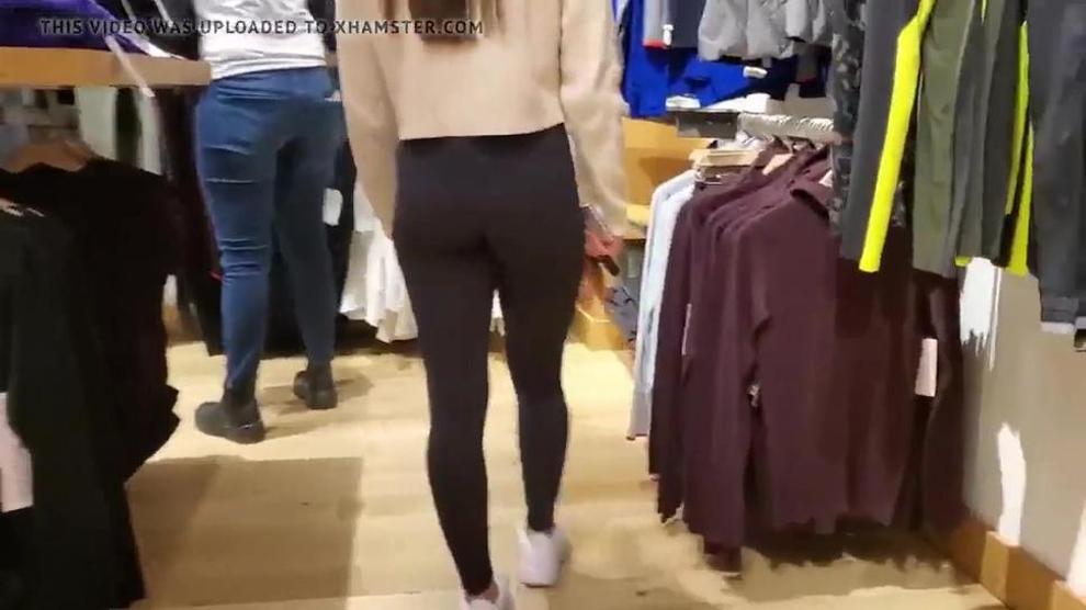 Candid Brunette Teen With Plump Bubble In Leggings