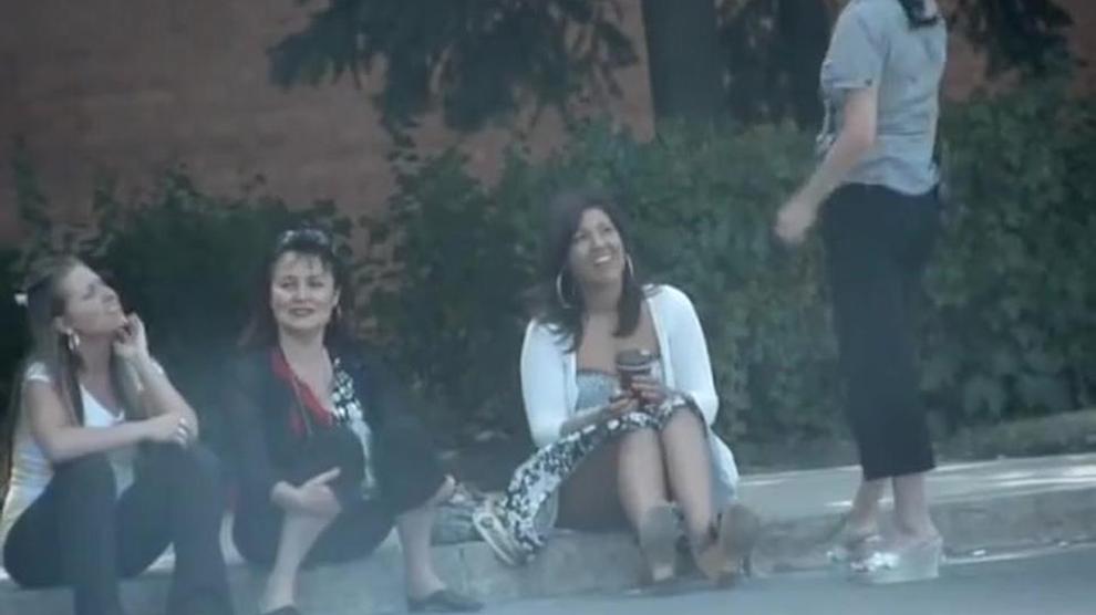 Girls Sitting In The Street Cute Amateur Upskirts
