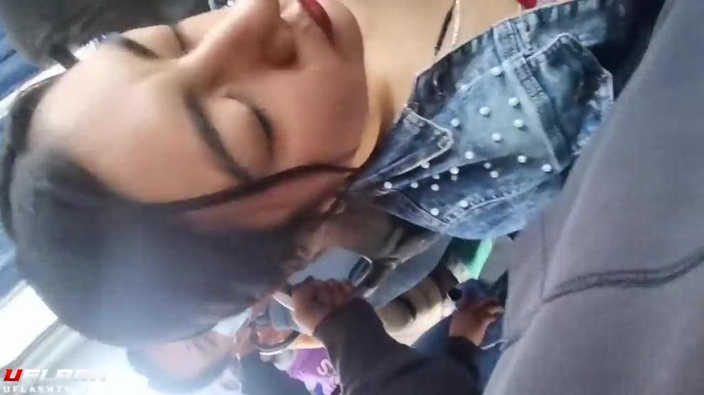 Nena hermosa encoxada en el hombro - Tnaflix.com