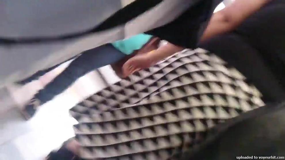 Bajo La Falda En El Metro Real
