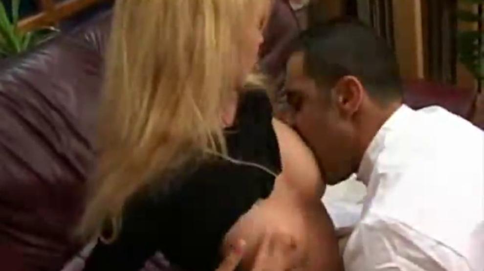 Ditty Blue Have Sex With Her Waiter Porn Videos
