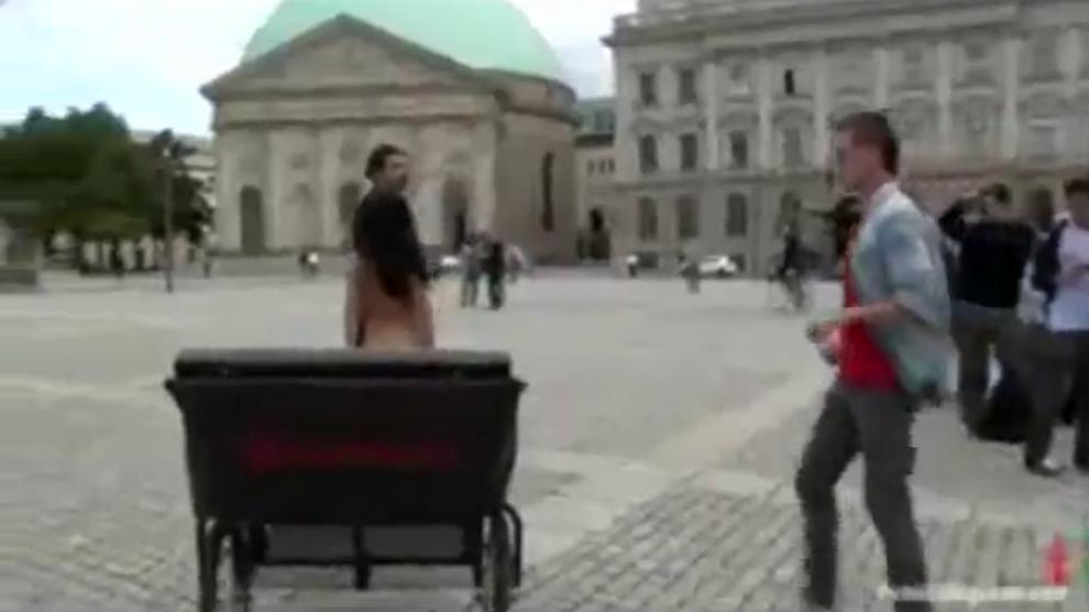 Naked Babe Pulling Rickshaw In The Streets Porn Videos